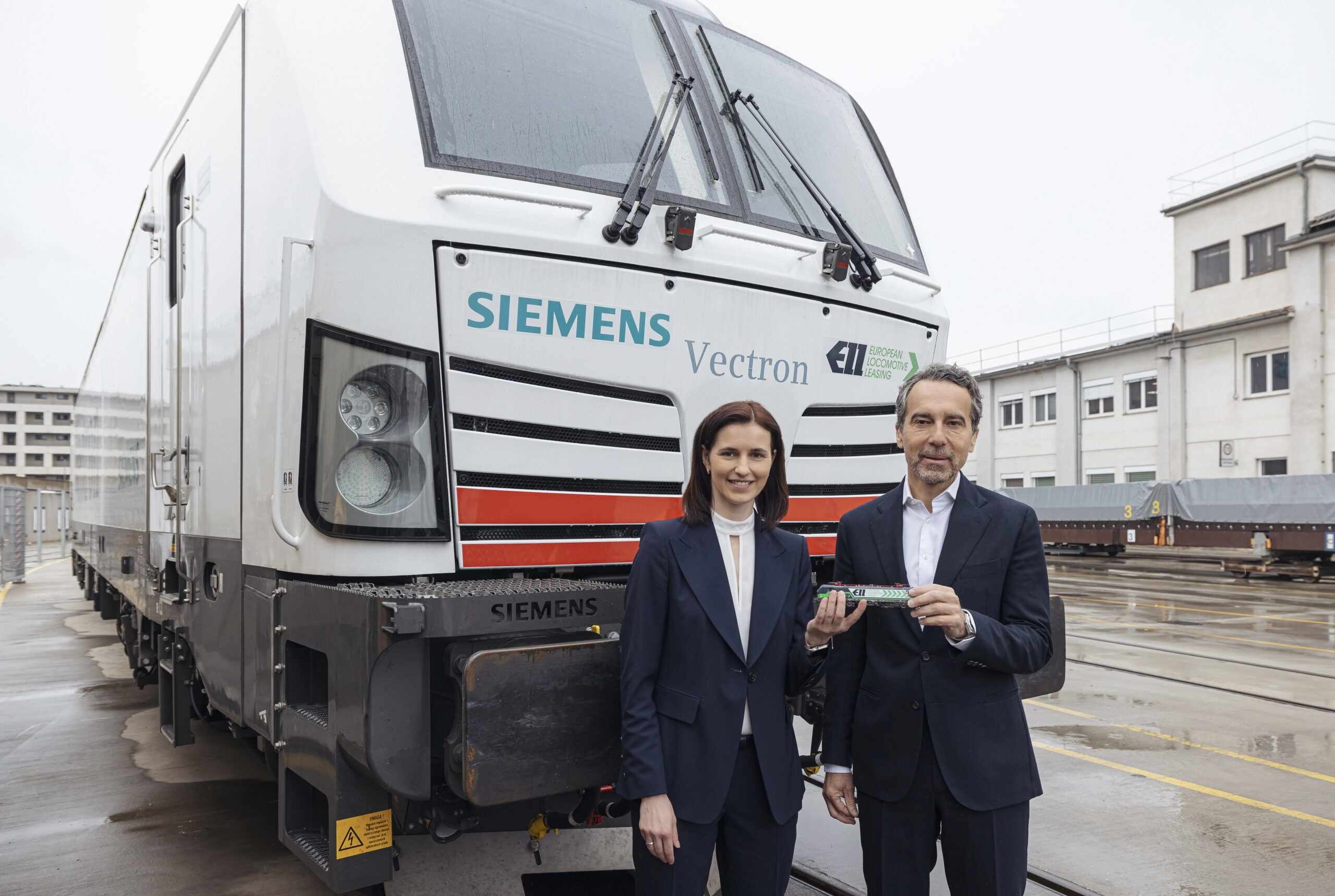 Siemens Mobility übergibt 222. Vectron an European Locomotive Leasing ...